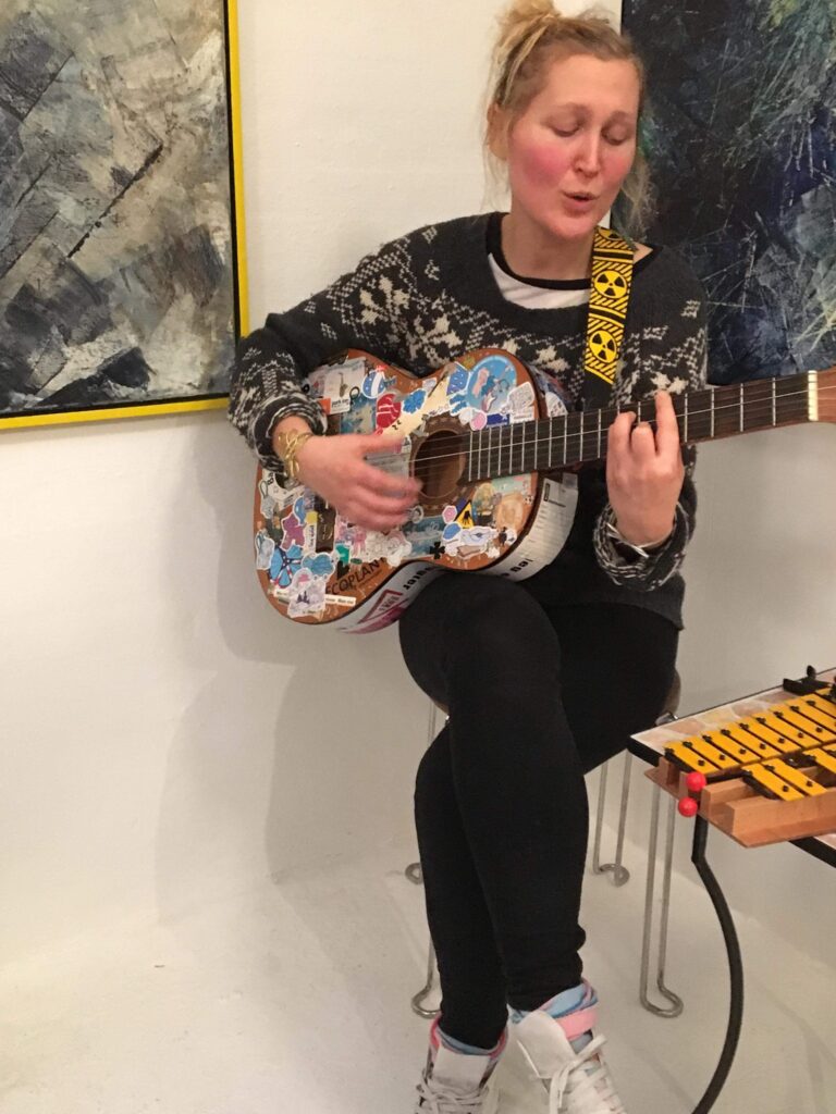 Fællessang på Fanø Plejecenter med PernillePoet - Spil Dansk